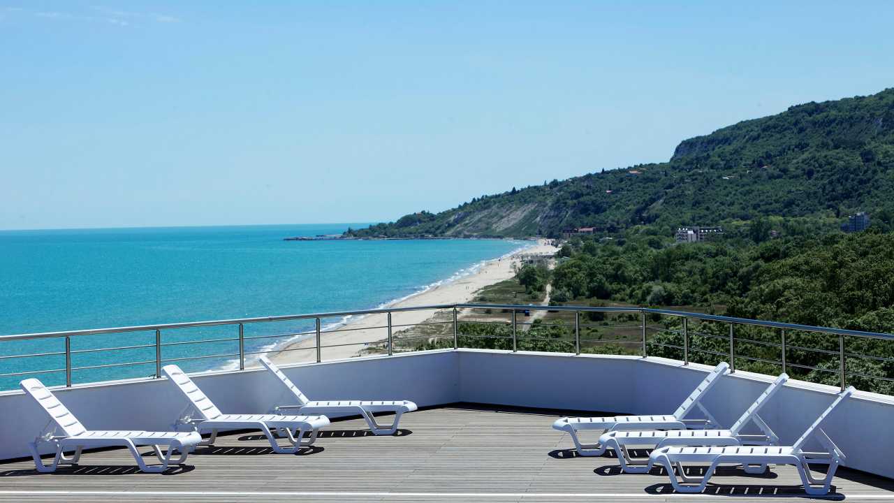 Beach and swimming pool at Hotel Gergana 4* in Albena - Albena.bg